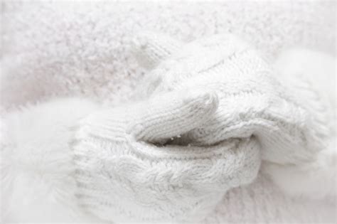 화이트 부드러운 솜 털 스웨터 배경에 여자 장갑 짠 겨울 시간 착용 개념입니다 1월에 대한 스톡 사진 및 기타 이미지 1월