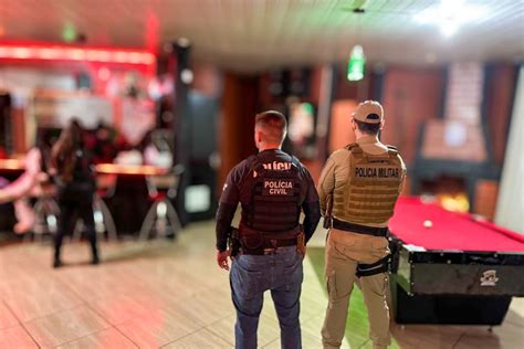 Dona de bar é presa por suspeita de exploração sexual de adolescente em SC