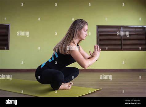 Mujer Que Lleva Un Estilo De Vida Saludable Y Practica Yoga Realiza