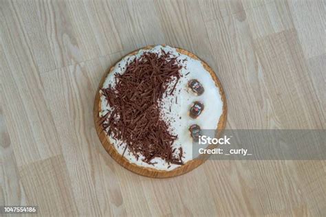 휘 핑된 크림과 초콜릿 부스러기와 수 제 케이크입니다 케이크 3 작은 자동차에 장식입니다 갈색에 대한 스톡 사진 및 기타 이미지 Istock