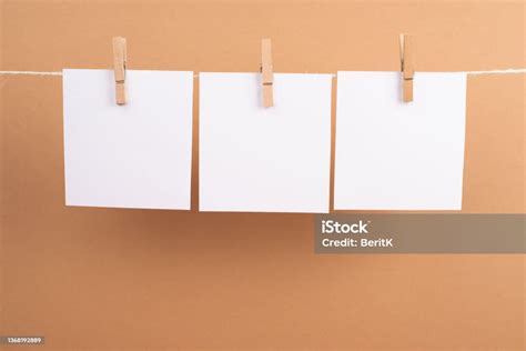 문자열에 매달려 있는 연달아 빈 흰색 용지 그림 및 텍스트 공간 복사 메시지 통신 및 마케팅 배경 0명에 대한 스톡 사진 및
