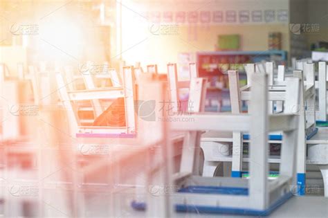 儿童学生教师运动模糊教室椅子桌子背景聚焦透过窗户往外看拒绝