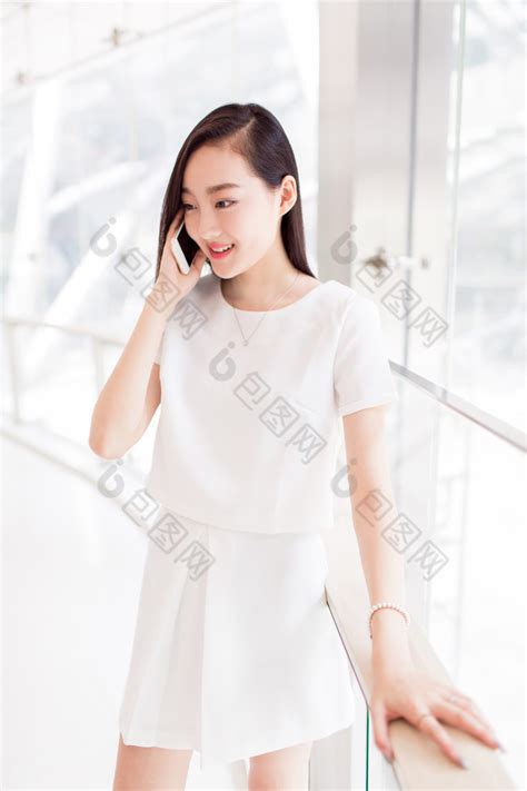 美丽的女孩倚在窗玻璃前图片 包图网企业站