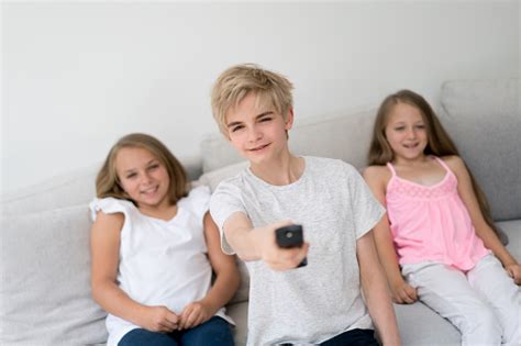 Tv를 보고 채널을 변경하는 아이들 3 명에 대한 스톡 사진 및 기타 이미지 3 명 Tv 보기 가정 생활 Istock