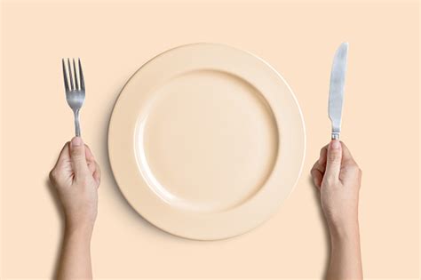 ピンクの背景にシルバーフォークとナイフと黄色のプレート からっぽのストックフォトや画像を多数ご用意 からっぽ カラの皿 カラー画像