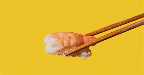 노란색 배경에 초밥이 있는 젓가락 한 쌍 사진 Unsplash의 푸드 스타일링 이미지