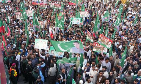 گجرات میں شاہ محمود کے خطاب کے بعد لانگ مارچ جی ٹی ایس چوک کی جانب رواں