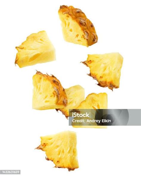 흰색 배경에 고립 된 떨어지는 파인애플 조각 클리핑 경로 피사계 심도 파인애플에 대한 스톡 사진 및 기타 이미지 파인애플 슬라이스 과일 Istock