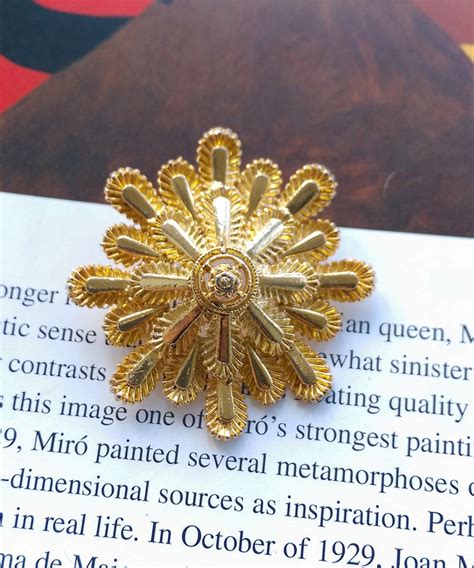 Vintage Jewelry 西洋古董飾品 金色調 放射 花形 別針 老時光角落｜徽章別針人氣榜 Pinkoi