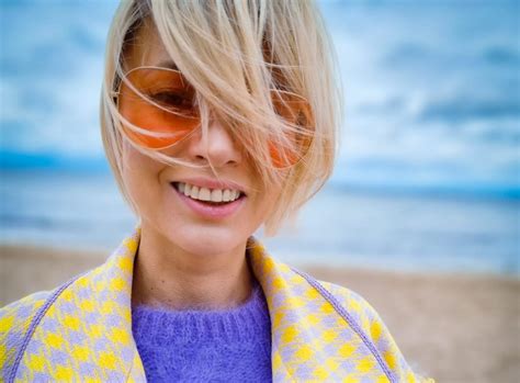 Katarzyna Zdanowicz w błękitnej koszuli stylowo i modnie Kobieta w