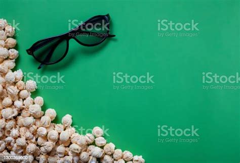 팝콘과 녹색 크로마 키 플랫 평지에 3 D 안경은 영화 배경을 볼 수 있습니다 복사 공간이 있는 상단 보기 건강에 좋지 않은
