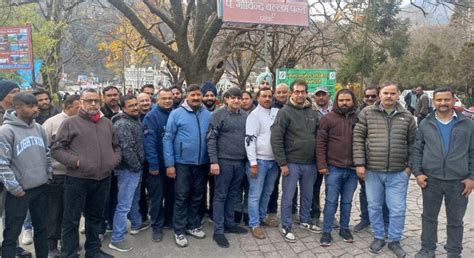 माँ नयना देवी नैनीताल व्यापार मंडल ने काले फीते बांध कर किया जिला