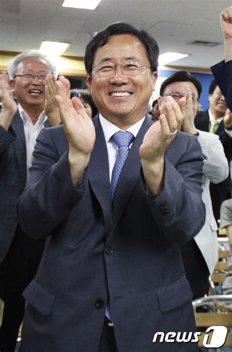 출구조사에 박수치는 김석준 뉴스1