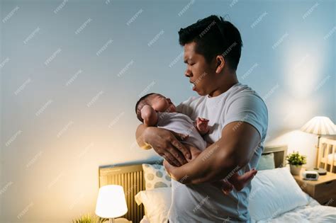 Portrait Nerveux Premier Papa Asiatique Réconforte Son Bébé En Colère