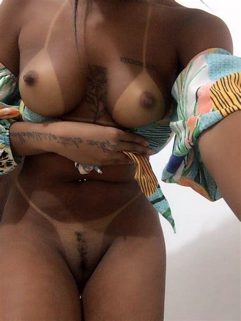 Nudes negra bucetuda arregaçando a buceta e o cu aberto Fotos Porno