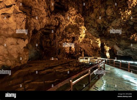 Admire The Mystical Beauty Of Nguom Ngao Cave In Dam Thuy Commune