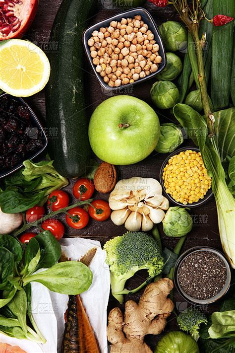 健康的食物，干净的饮食选择。水果，蔬菜，种子，超级食品，谷物，叶蔬菜在乡村背景