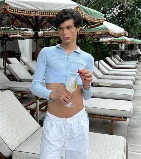 Filho modelo de Luiza Tomé faz sucesso na web fotos de biquíni saia e cropped e mãe elogia
