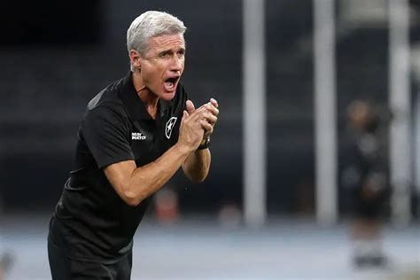 Luis Castro destaca formação defensiva da LDU e lamenta empate do