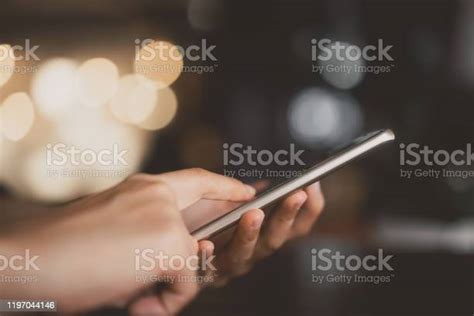 커피 숍에서 스마트 폰을 사용하는 여성 손 기술 비즈니스 개념 공란에 대한 스톡 사진 및 기타 이미지 공란 만짐 메시지