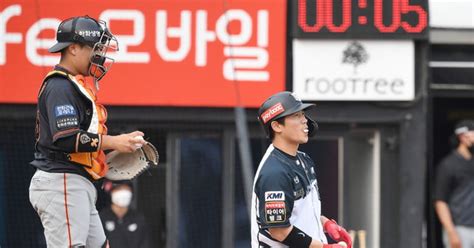 박경수만루 찬스에서 헛스윙 삼진 사진