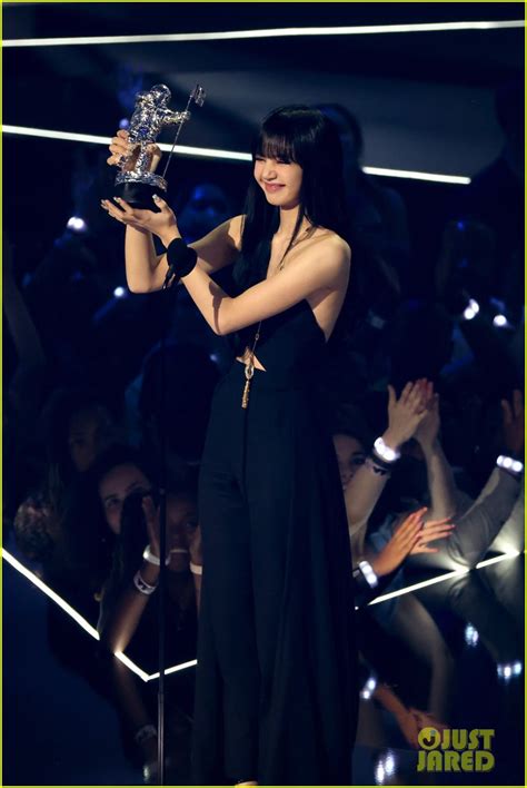 Blackpinks Lisa Becomes First Solo K Pop Artist To Win A Vma Photo