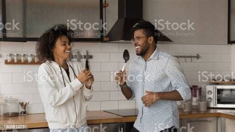 부엌에서 주방용품을 가지고 재미를 기뻐하는 아프리카 계 미국인 커플 25 29세에 대한 스톡 사진 및 기타 이미지 25 29