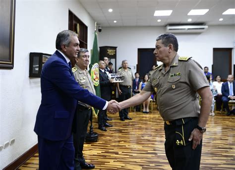 Ministro Del Interior Participa En Imposición De Insignias Al