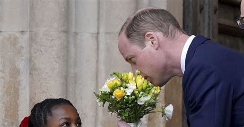 영연방의 날 꽃다발 선물 향기 맡는 윌리엄 왕세자