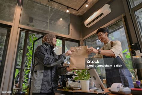 중소기업 주인 인계 는 카페에서 배달 여성에게 음식을 포장 레스토랑에 대한 스톡 사진 및 기타 이미지 레스토랑 이슬람교