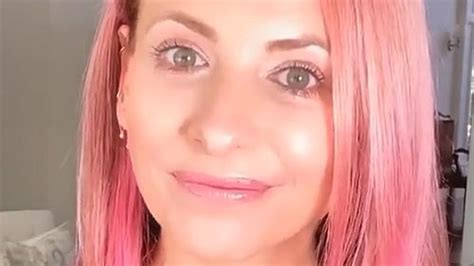 Quaran Farbe Sarah Michelle Gellar Trägt Ihre Haare Pink