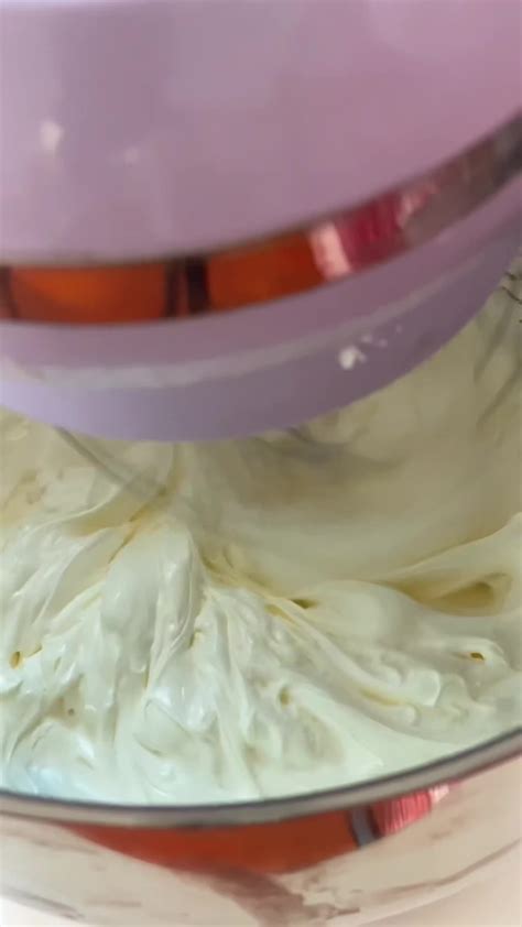 🍌🧁ชวนทำเค้กกล้วยหอมน้ำตาลทรายแดง ท็อปปิ้งด้วยบัตเตอร์ครีมนุ่ม เบา ละมุนลิ้น 🧁เป็นเนื้อเค้กสปันจ์