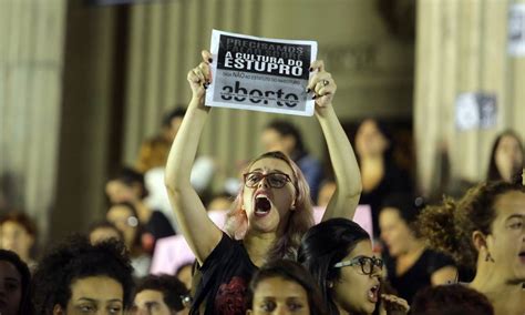 Centenas De Mulheres Fazem Protesto No Centro Do Rio Contra O Estupro