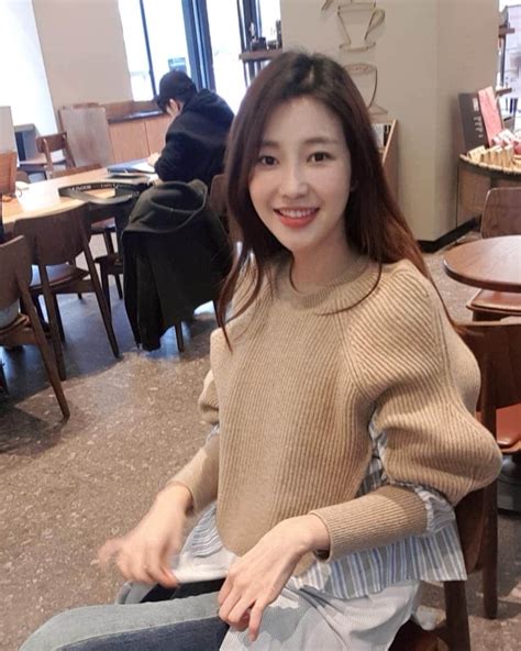 ソ・ヘウォンさんのインスタグラム写真 ソ・ヘウォンinstagram「ㅡ 거진 한달 반만의 외출 사람 없는 교외로 나가 스타벅스