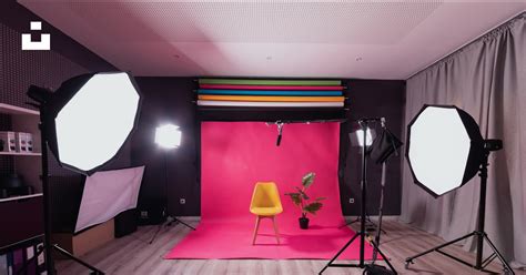 분홍색 배경과 노란색 의자가있는 사진 스튜디오 사진 Unsplash의 무료 스튜디오 이미지