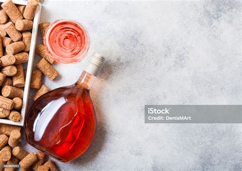 병 및 상자 돌 부엌 테이블 배경에 Corks의 핑크 장미 와인 잔 최고의 볼 수 있습니다 텍스트를 위한 공간 건조한에 대한 스톡 사진 및 기타 이미지 Istock