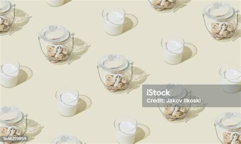 파스텔 크림 배경에 초콜릿 쿠키와 우유 한 잔으로 만든 트렌디한 패턴 최소한의 음식과 음료 개념 창조적 인 패턴 배경