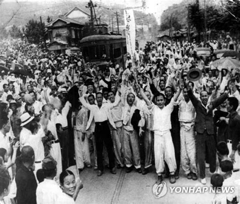 광복의 기쁨 한가운데 선 이 사람을 찾습니다 서울시 Sns 캠페인 연합뉴스