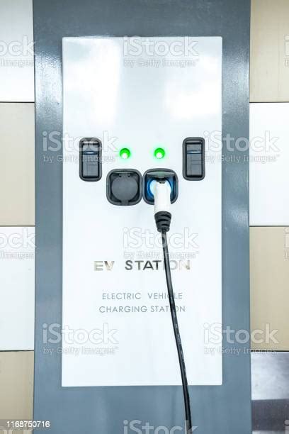 Ev 자동차를 배경으로 자동차 충전기 0명에 대한 스톡 사진 및 기타 이미지 0명 개념 개념과 주제 Istock