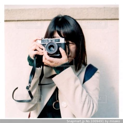 カメラにポーズ鏡の前に立っている人の写真・画像素材[1009491] Snapmart（スナップマート）