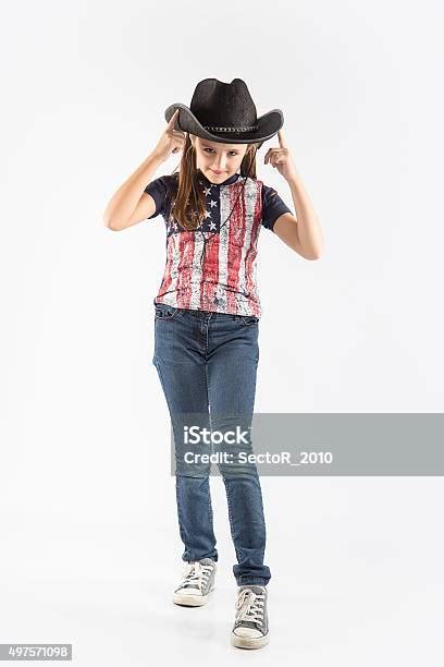 리틀 미소 여자아이 안전띠를 카우보이 모자 흰색 배경의 2015년에 대한 스톡 사진 및 기타 이미지 2015년 귀여운 모자 모자류 Istock