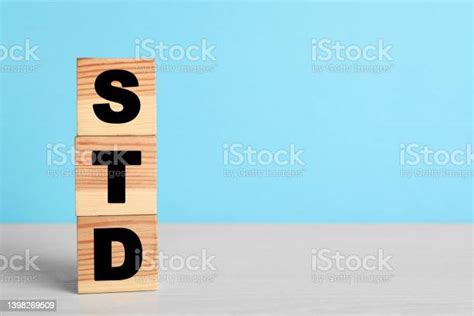 연한 파란색 배경에 대해 흰색 나무 테이블에 큐브로 만든 약어 Std 텍스트를위한 공간 0명에 대한 스톡 사진 및 기타 이미지