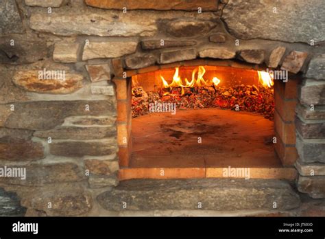 Accueil four à pizza extérieur en pierre La production des pizzas traditionnelles Préparation