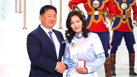 ВИДЕО Монгол Улсын Ерөнхийлөгч У Хүрэлсүх алдарт эхийн одон гардууллаа