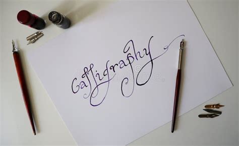 La Caligrafía De Palabras Está Escrita A Mano En Papel Blanco Hay