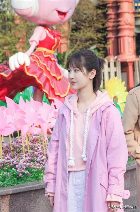 27歲楊紫新劇造型太粉，每套私服都帶著少女范，比劇外更甜美減齡 每日頭條