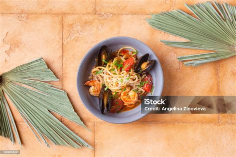 홍합 새우 토마토 체리와 치즈를 그레이 플레이트에 곁들인 이탈리아 파스타 건강한 생활방식에 대한 스톡 사진 및 기타 이미지 건강한 생활방식 건강한 식생활 고기