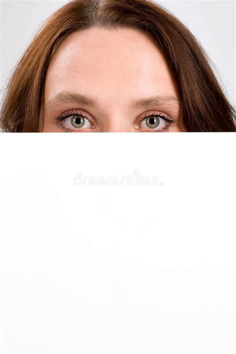 Meisje Achter Teken Of Raad Op Grijs Stock Afbeelding Image Of Mooi Exemplaar