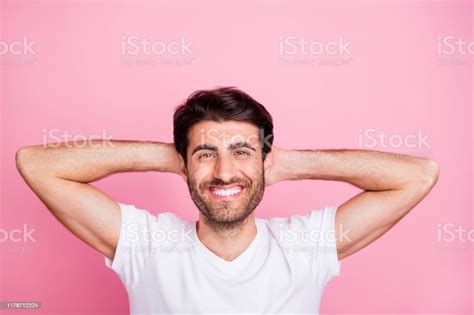 위의 높은 각도 사진 위의 높은 각도 사진 긍정적 인 쾌활한 중동 남자 느낌 진정 평화로운 휴식 휴식 여름 휴가 착용 트렌드 봄