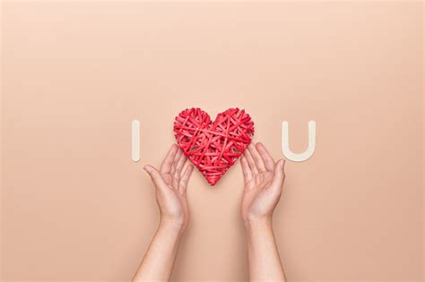 발렌타인 데이에 대한 사랑 따옴표에 심장 장식을 들고 손 Diy에 대한 스톡 사진 및 기타 이미지 Diy 공예 당신을
